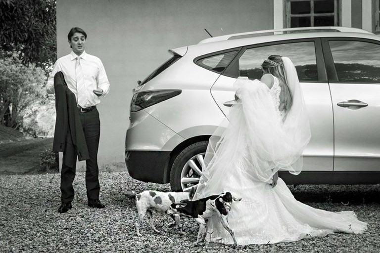 14 Hilarious and Perfectly Timed Wedding Photos
