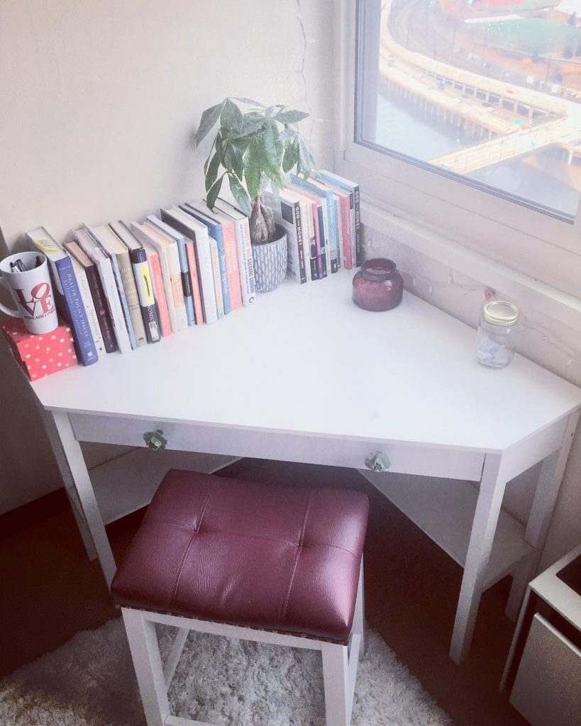 30 Compact and Functional Corner Desk Designs