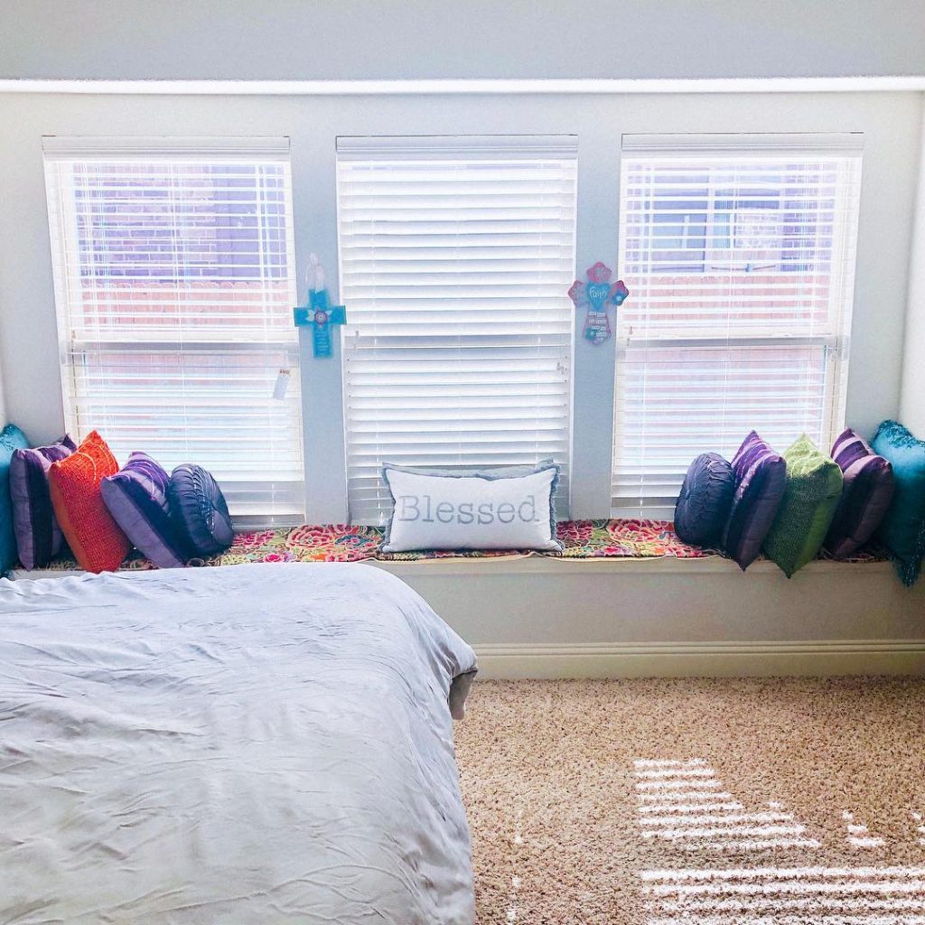 22 Brilliant Ideas for Window Seats with Different Cushions