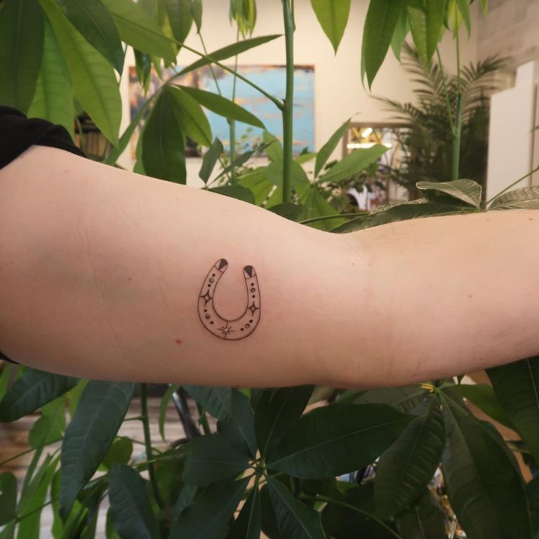 20 Distinguished Horseshoe Tattoo Ideas and Meanings