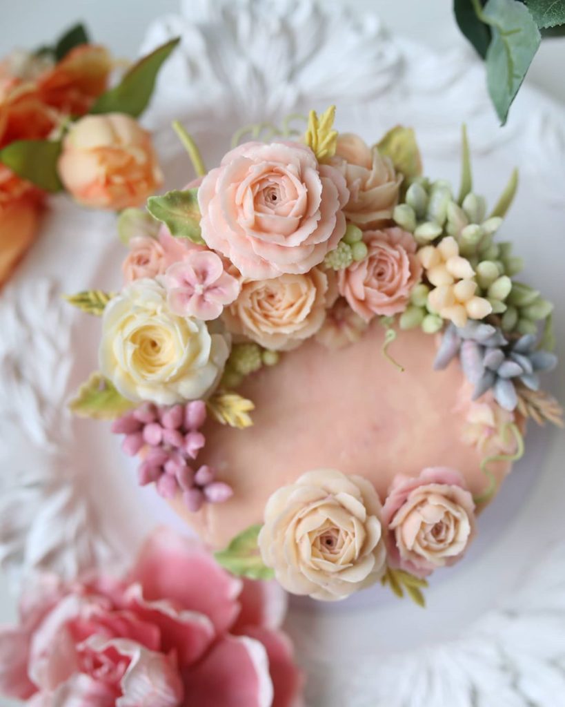 Beautiful Cakes with Natural Looking Flowers