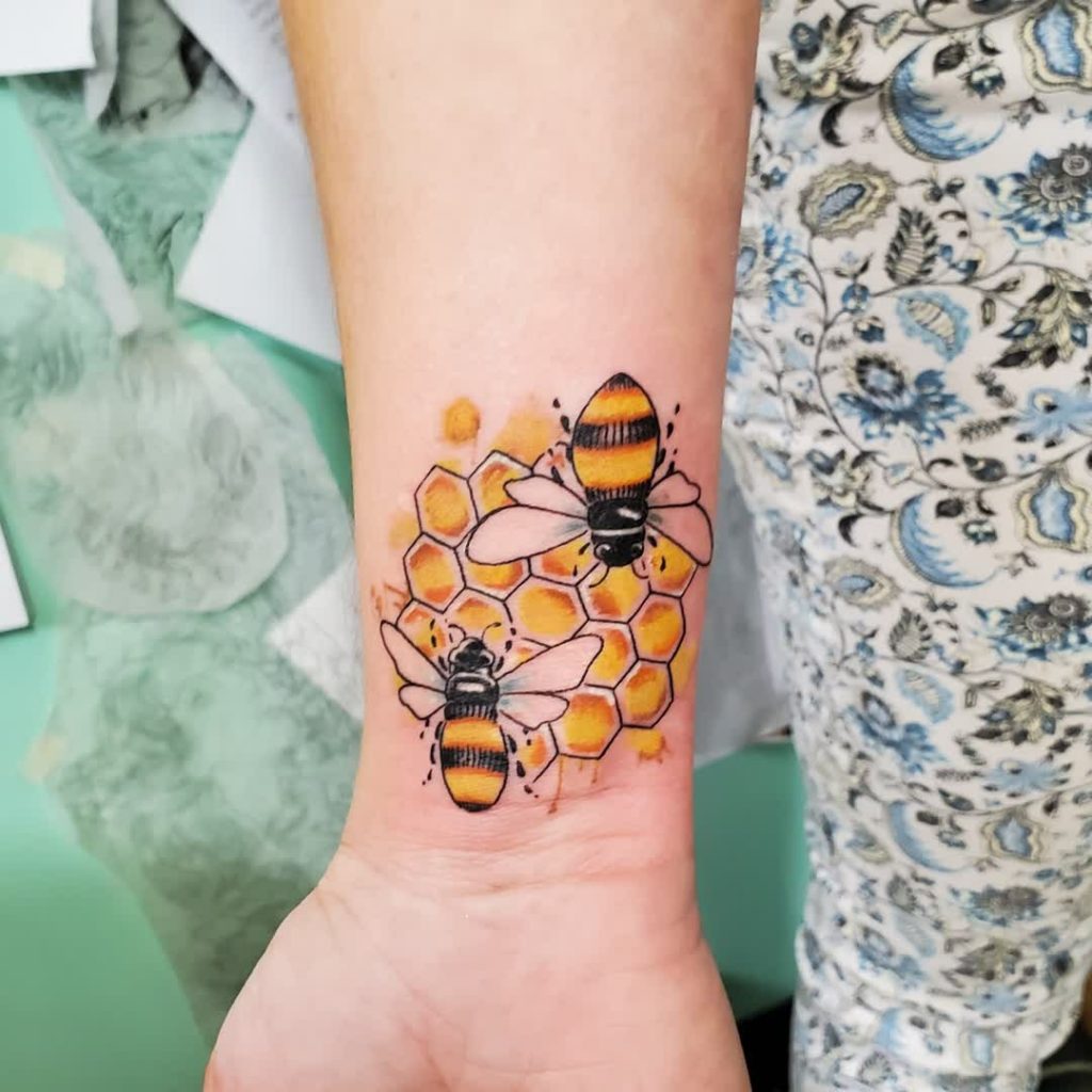 24 Cute and Beautiful Bee Tattoo Examples