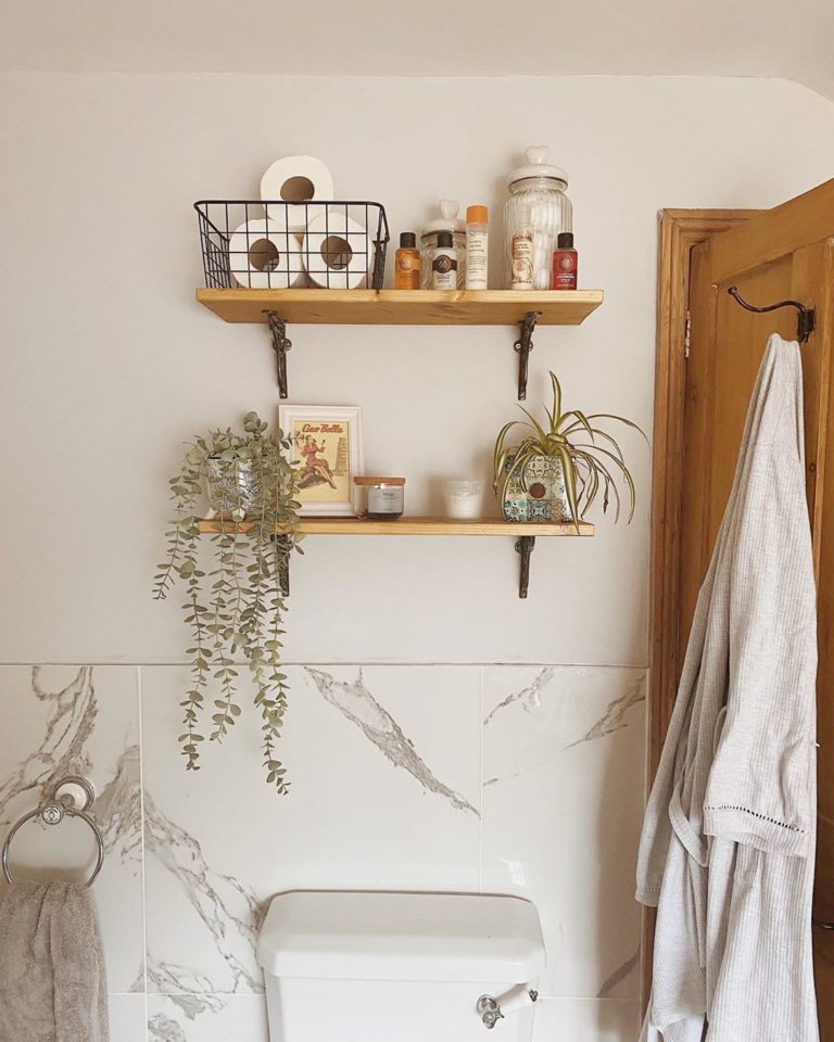 24 Smart Ways to Accessorize Bathroom Shelves